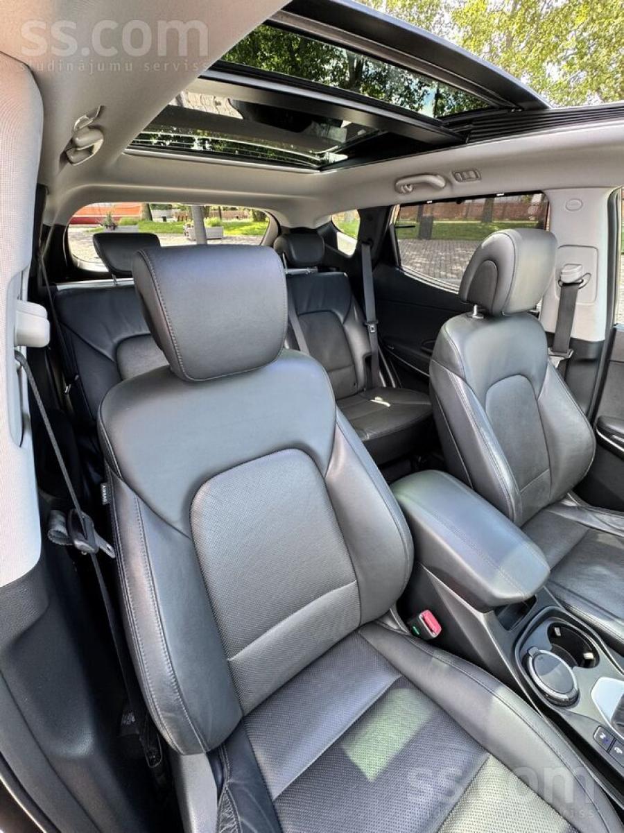 Black Hyundai Santa Fe 2017 in Ventspils, with an engine capacity of 2.20 L and mileage of 143 thousand km for 14390 €, photo 6 on AUTOMOTO.COM.LV