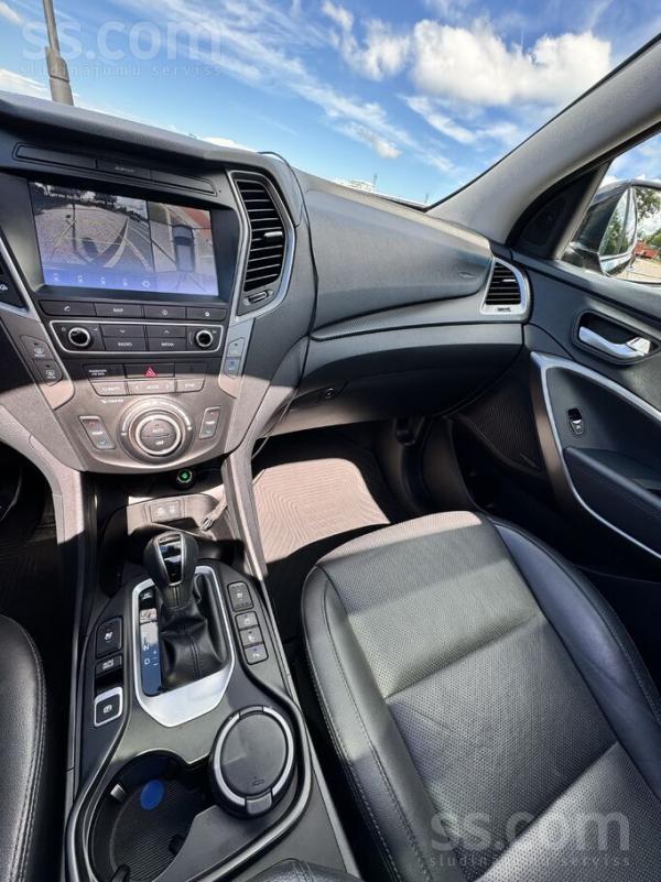 Black Hyundai Santa Fe 2017 in Ventspils, with an engine capacity of 2.20 L and mileage of 143 thousand km for 14390 €, photo 7 on AUTOMOTO.COM.LV
