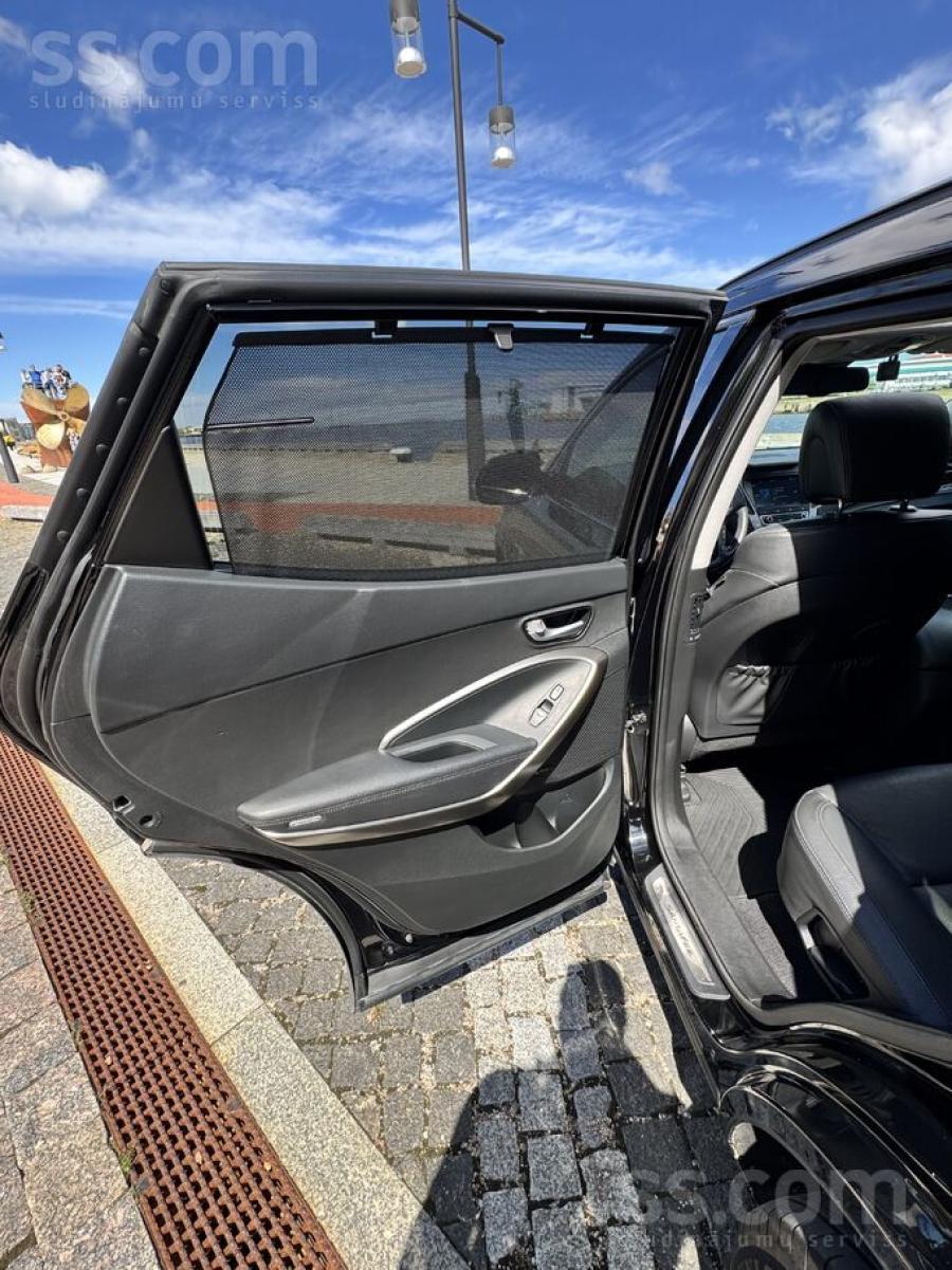 Black Hyundai Santa Fe 2017 in Ventspils, with an engine capacity of 2.20 L and mileage of 143 thousand km for 14390 €, photo 9 on AUTOMOTO.COM.LV