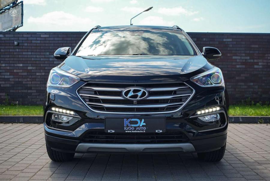Black Hyundai Santa Fe 2017 in Marijampole, with an engine capacity of 2.20 L and mileage of 193 thousand km for 17350 €, photo 4 on AUTOMOTO.COM.LV