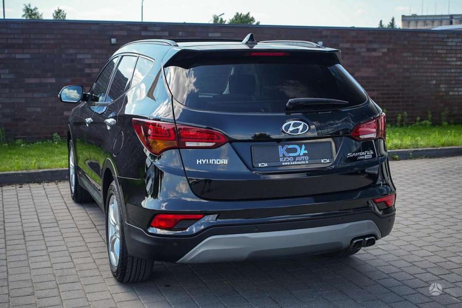 Black Hyundai Santa Fe 2017 in Marijampole, with an engine capacity of 2.20 L and mileage of 193 thousand km for 17350 €, photo 11 on AUTOMOTO.COM.LV