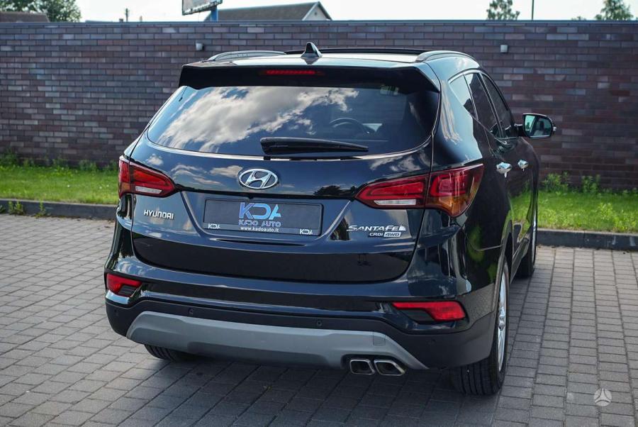 Black Hyundai Santa Fe 2017 in Marijampole, with an engine capacity of 2.20 L and mileage of 193 thousand km for 17350 €, photo 13 on AUTOMOTO.COM.LV