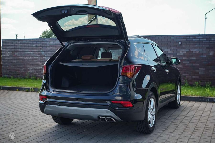 Black Hyundai Santa Fe 2017 in Marijampole, with an engine capacity of 2.20 L and mileage of 193 thousand km for 17350 €, photo 15 on AUTOMOTO.COM.LV