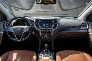 Black Hyundai Santa Fe 2017 in Marijampole, with an engine capacity of 2.20 L and mileage of 193 thousand km for 17350 €, photo 18 on AUTOMOTO.COM.LV