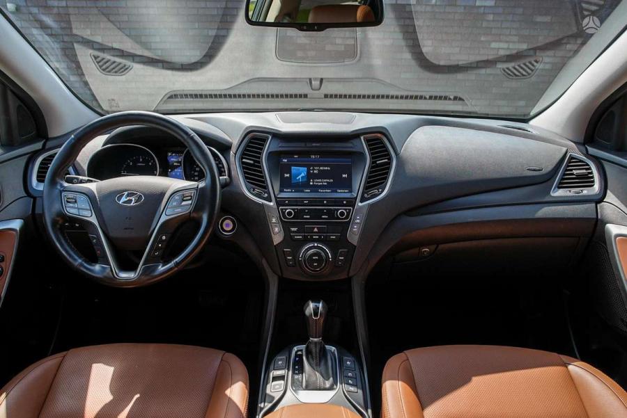 Black Hyundai Santa Fe 2017 in Marijampole, with an engine capacity of 2.20 L and mileage of 193 thousand km for 17350 €, photo 18 on AUTOMOTO.COM.LV