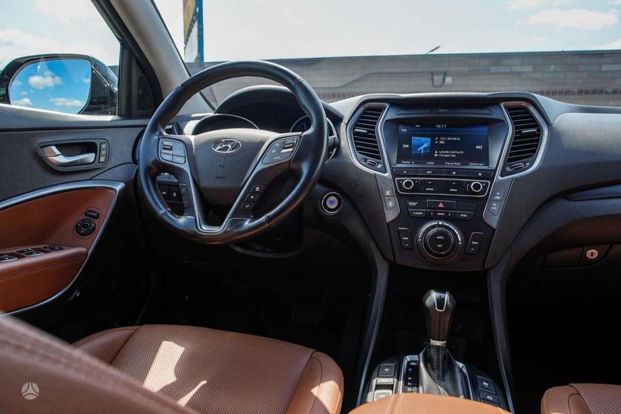 Black Hyundai Santa Fe 2017 in Marijampole, with an engine capacity of 2.20 L and mileage of 193 thousand km for 17350 €, photo 19 on AUTOMOTO.COM.LV