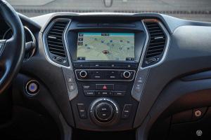 Black Hyundai Santa Fe 2017 in Marijampole, with an engine capacity of 2.20 L and mileage of 193 thousand km for 17350 €, photo 21 on AUTOMOTO.COM.LV