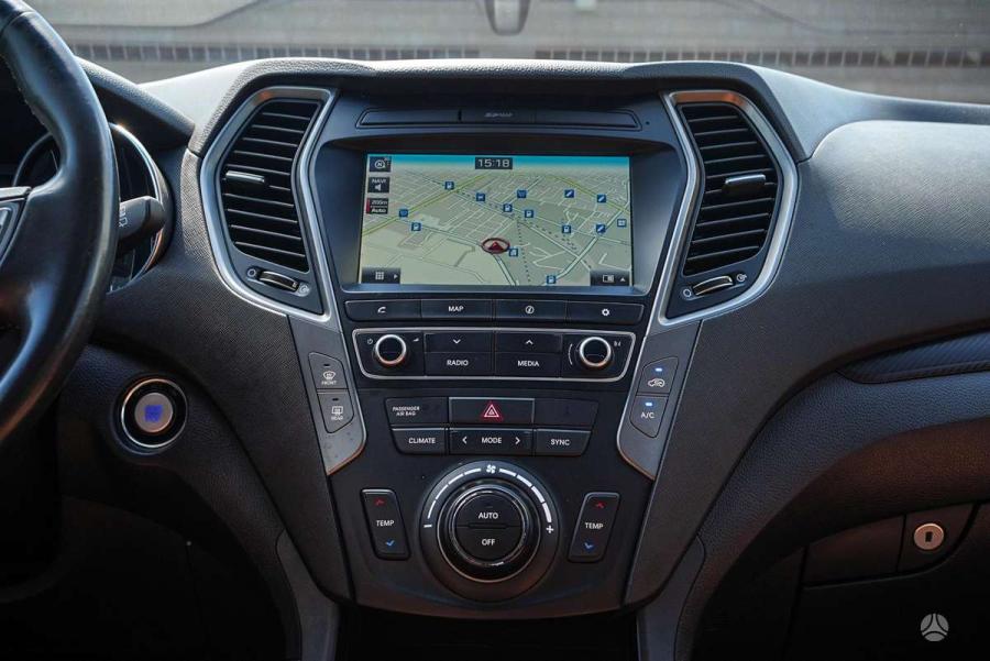 Black Hyundai Santa Fe 2017 in Marijampole, with an engine capacity of 2.20 L and mileage of 193 thousand km for 17350 €, photo 21 on AUTOMOTO.COM.LV