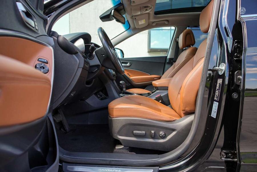 Black Hyundai Santa Fe 2017 in Marijampole, with an engine capacity of 2.20 L and mileage of 193 thousand km for 17350 €, photo 28 on AUTOMOTO.COM.LV