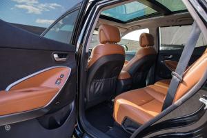 Black Hyundai Santa Fe 2017 in Marijampole, with an engine capacity of 2.20 L and mileage of 193 thousand km for 17350 €, photo 35 on AUTOMOTO.COM.LV