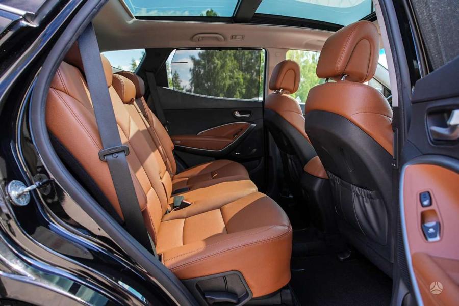 Black Hyundai Santa Fe 2017 in Marijampole, with an engine capacity of 2.20 L and mileage of 193 thousand km for 17350 €, photo 39 on AUTOMOTO.COM.LV