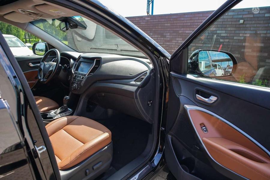 Black Hyundai Santa Fe 2017 in Marijampole, with an engine capacity of 2.20 L and mileage of 193 thousand km for 17350 €, photo 40 on AUTOMOTO.COM.LV