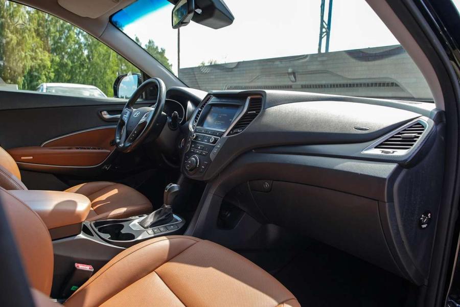 Black Hyundai Santa Fe 2017 in Marijampole, with an engine capacity of 2.20 L and mileage of 193 thousand km for 17350 €, photo 41 on AUTOMOTO.COM.LV