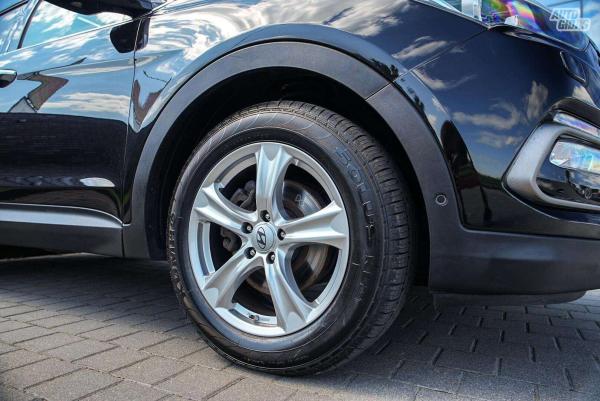 Black Hyundai Santa Fe 2017 in Kaunas, with an engine capacity of 2.20 L and mileage of 193 thousand km for 17350 €, photo 7 on AUTOMOTO.COM.LV