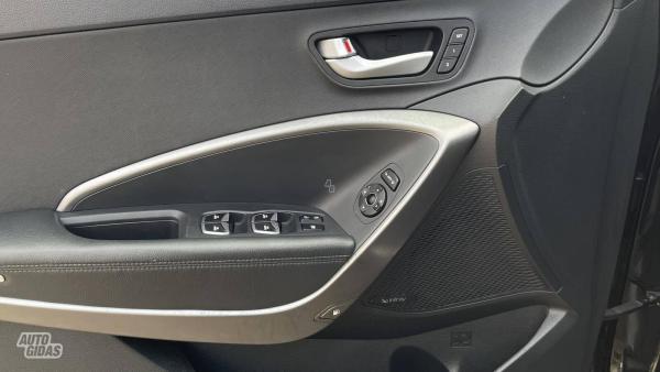 Black Hyundai Santa Fe 2017 in Marijampole, with an engine capacity of 2.20 L and mileage of 153 thousand km for 13200 €, photo 3 on AUTOMOTO.COM.LV