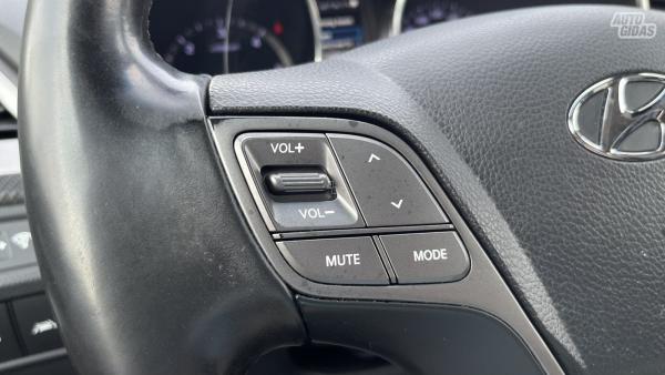 Black Hyundai Santa Fe 2017 in Marijampole, with an engine capacity of 2.20 L and mileage of 153 thousand km for 13200 €, photo 7 on AUTOMOTO.COM.LV