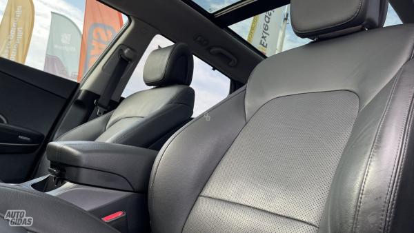 Black Hyundai Santa Fe 2017 in Marijampole, with an engine capacity of 2.20 L and mileage of 153 thousand km for 13200 €, photo 9 on AUTOMOTO.COM.LV