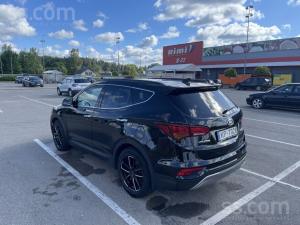 Black Hyundai Santa Fe 2017 in Ogre, with an engine capacity of 2.20 L and mileage of 196 thousand km for 12500 €, photo 3 on AUTOMOTO.COM.LV