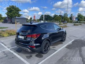 Black Hyundai Santa Fe 2017 in Ogre, with an engine capacity of 2.20 L and mileage of 196 thousand km for 12500 €, photo 4 on AUTOMOTO.COM.LV