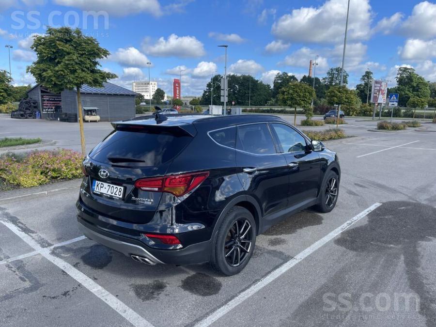 Black Hyundai Santa Fe 2017 in Ogre, with an engine capacity of 2.20 L and mileage of 196 thousand km for 12500 €, photo 4 on AUTOMOTO.COM.LV