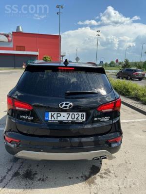 Black Hyundai Santa Fe 2017 in Ogre, with an engine capacity of 2.20 L and mileage of 196 thousand km for 12500 €, photo 5 on AUTOMOTO.COM.LV