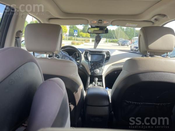 Black Hyundai Santa Fe 2017 in Ogre, with an engine capacity of 2.20 L and mileage of 196 thousand km for 12500 €, photo 8 on AUTOMOTO.COM.LV