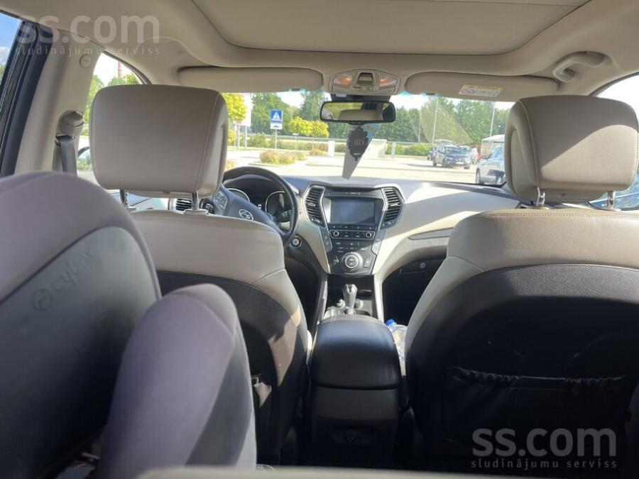 Black Hyundai Santa Fe 2017 in Ogre, with an engine capacity of 2.20 L and mileage of 196 thousand km for 12500 €, photo 8 on AUTOMOTO.COM.LV