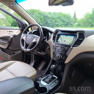 Black Hyundai Santa Fe 2018 in Tukums, with an engine capacity of 2.20 L and mileage of 200 thousand km for 16500 €, photo 4 on AUTOMOTO.COM.LV