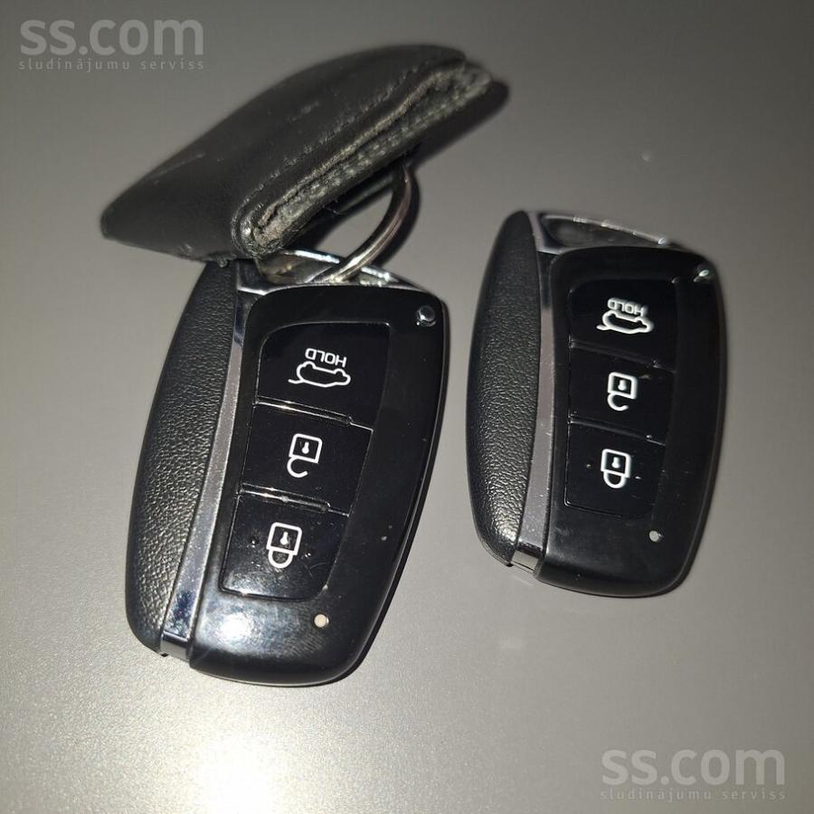 Black Hyundai Santa Fe 2018 in Tukums, with an engine capacity of 2.20 L and mileage of 200 thousand km for 16500 €, photo 29 on AUTOMOTO.COM.LV