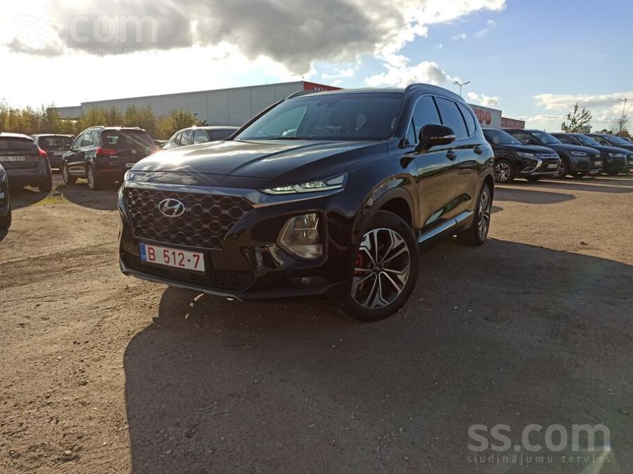 Black Hyundai Santa Fe 2018 in Daugavpils, with an engine capacity of 2.20 L and mileage of 0 thousand km for 19950 €, photo 3 on AUTOMOTO.COM.LV