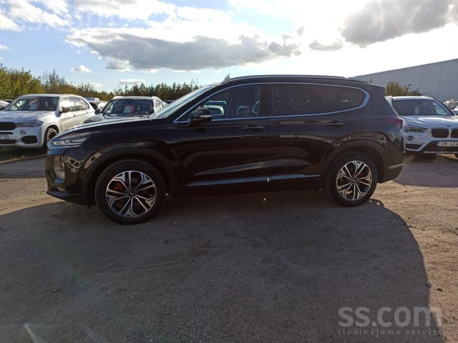 Black Hyundai Santa Fe 2018 in Daugavpils, with an engine capacity of 2.20 L and mileage of 0 thousand km for 19950 €, photo 5 on AUTOMOTO.COM.LV