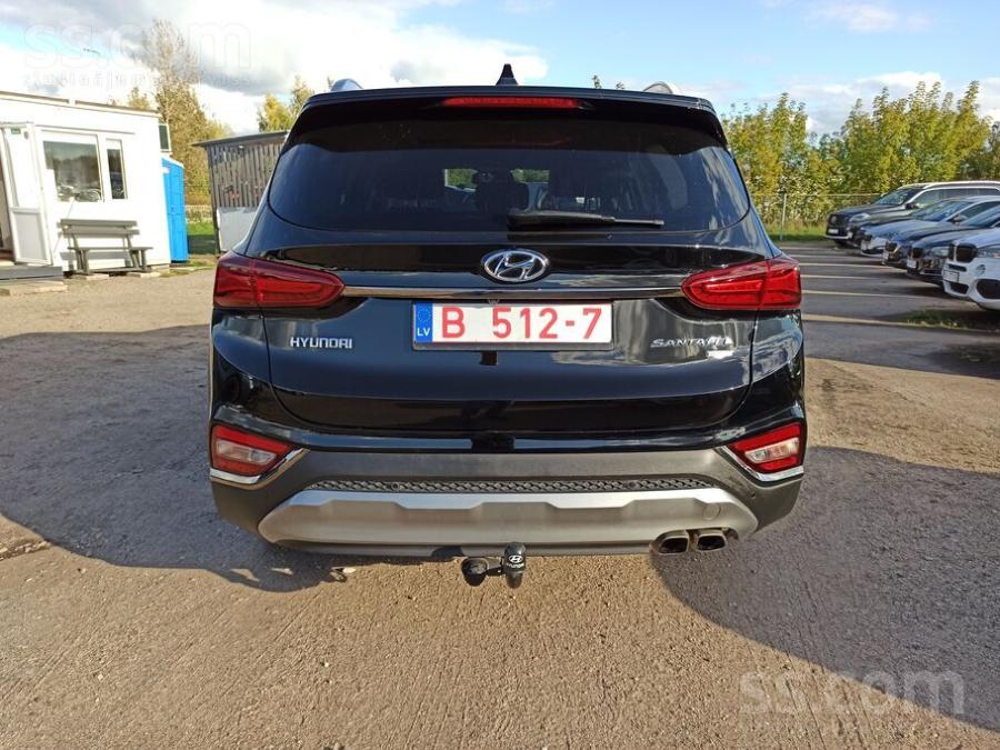 Black Hyundai Santa Fe 2018 in Daugavpils, with an engine capacity of 2.20 L and mileage of 0 thousand km for 19950 €, photo 7 on AUTOMOTO.COM.LV