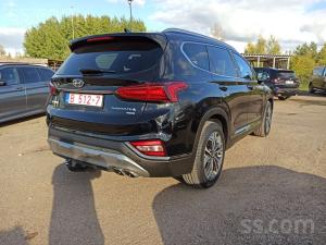 Black Hyundai Santa Fe 2018 in Daugavpils, with an engine capacity of 2.20 L and mileage of 0 thousand km for 19950 €, photo 8 on AUTOMOTO.COM.LV