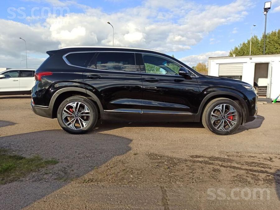 Black Hyundai Santa Fe 2018 in Daugavpils, with an engine capacity of 2.20 L and mileage of 0 thousand km for 19950 €, photo 9 on AUTOMOTO.COM.LV