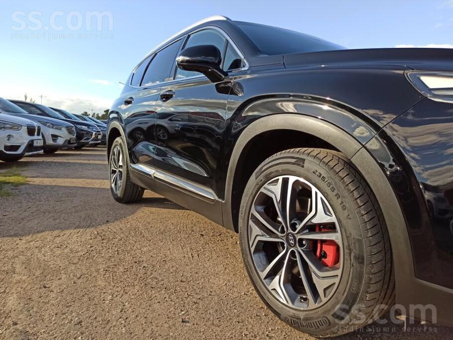 Black Hyundai Santa Fe 2018 in Daugavpils, with an engine capacity of 2.20 L and mileage of 0 thousand km for 19950 €, photo 10 on AUTOMOTO.COM.LV
