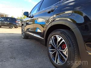 Black Hyundai Santa Fe 2018 in Daugavpils, with an engine capacity of 2.20 L and mileage of 0 thousand km for 19950 €, photo 16 on AUTOMOTO.COM.LV