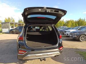 Black Hyundai Santa Fe 2018 in Daugavpils, with an engine capacity of 2.20 L and mileage of 0 thousand km for 19950 €, photo 17 on AUTOMOTO.COM.LV