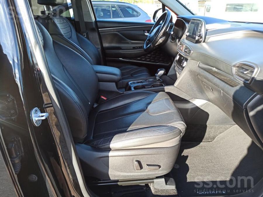 Black Hyundai Santa Fe 2018 in Daugavpils, with an engine capacity of 2.20 L and mileage of 0 thousand km for 19950 €, photo 23 on AUTOMOTO.COM.LV