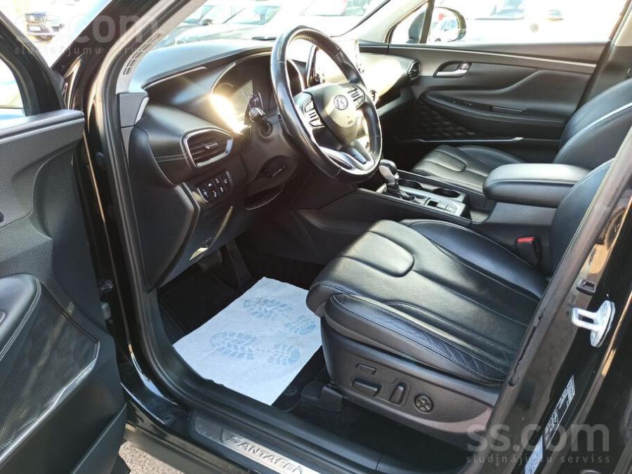 Black Hyundai Santa Fe 2018 in Daugavpils, with an engine capacity of 2.20 L and mileage of 0 thousand km for 19950 €, photo 24 on AUTOMOTO.COM.LV