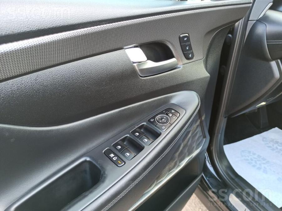 Black Hyundai Santa Fe 2018 in Daugavpils, with an engine capacity of 2.20 L and mileage of 0 thousand km for 19950 €, photo 25 on AUTOMOTO.COM.LV