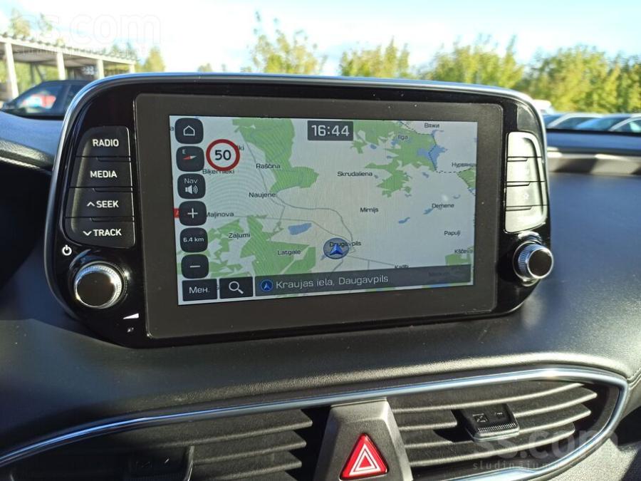 Black Hyundai Santa Fe 2018 in Daugavpils, with an engine capacity of 2.20 L and mileage of 0 thousand km for 19950 €, photo 27 on AUTOMOTO.COM.LV
