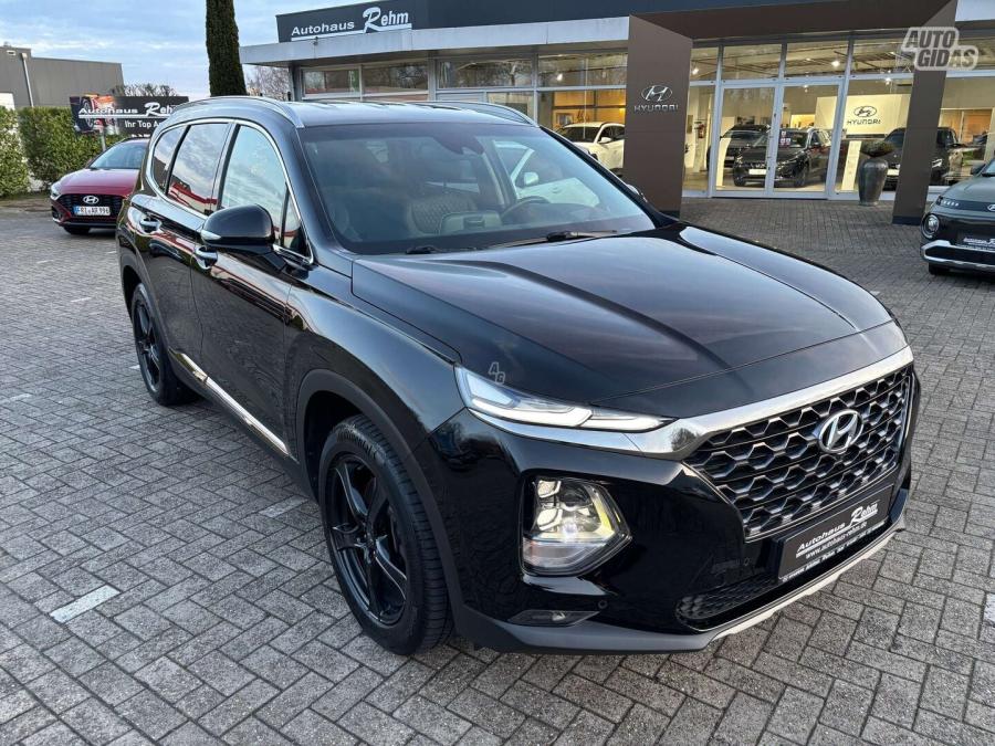 Black Hyundai Santa Fe 2019 in Kaunas, with an engine capacity of 2.20 L and mileage of 71 thousand km for 32690 €, photo 3 on AUTOMOTO.COM.LV