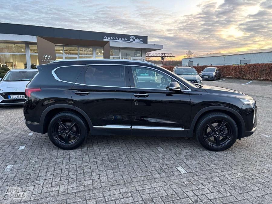 Black Hyundai Santa Fe 2019 in Kaunas, with an engine capacity of 2.20 L and mileage of 71 thousand km for 32690 €, photo 4 on AUTOMOTO.COM.LV