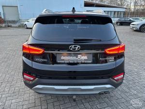 Black Hyundai Santa Fe 2019 in Kaunas, with an engine capacity of 2.20 L and mileage of 71 thousand km for 32690 €, photo 6 on AUTOMOTO.COM.LV