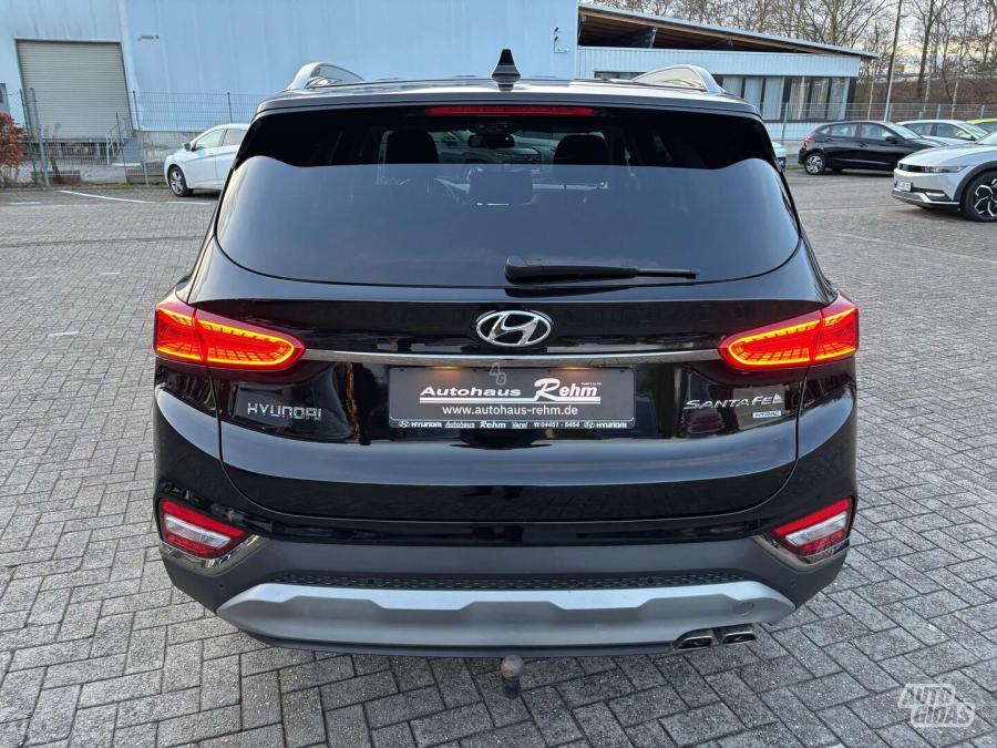 Black Hyundai Santa Fe 2019 in Kaunas, with an engine capacity of 2.20 L and mileage of 71 thousand km for 32690 €, photo 6 on AUTOMOTO.COM.LV