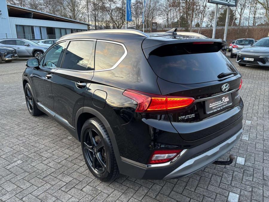 Black Hyundai Santa Fe 2019 in Kaunas, with an engine capacity of 2.20 L and mileage of 71 thousand km for 32690 €, photo 7 on AUTOMOTO.COM.LV