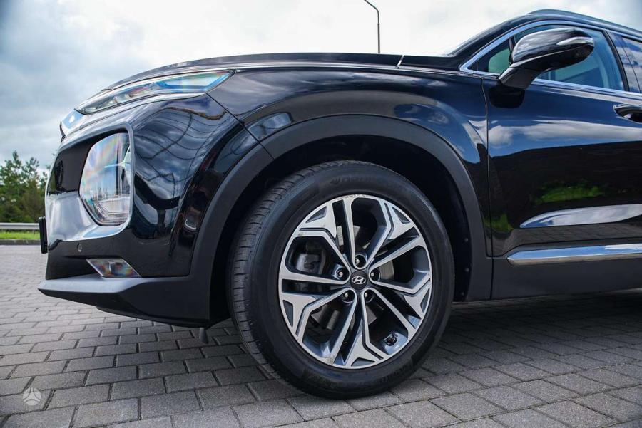 Black Hyundai Santa Fe 2019 in Marijampole, with an engine capacity of 2.20 L and mileage of 162 thousand km for 21450 €, photo 7 on AUTOMOTO.COM.LV