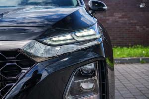 Black Hyundai Santa Fe 2019 in Marijampole, with an engine capacity of 2.20 L and mileage of 162 thousand km for 21450 €, photo 8 on AUTOMOTO.COM.LV
