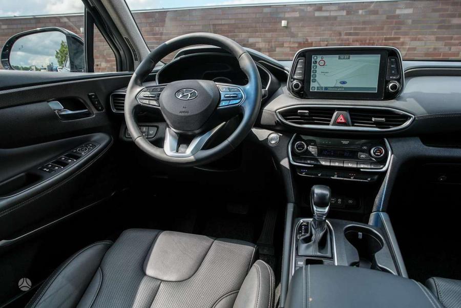 Black Hyundai Santa Fe 2019 in Marijampole, with an engine capacity of 2.20 L and mileage of 162 thousand km for 21450 €, photo 18 on AUTOMOTO.COM.LV