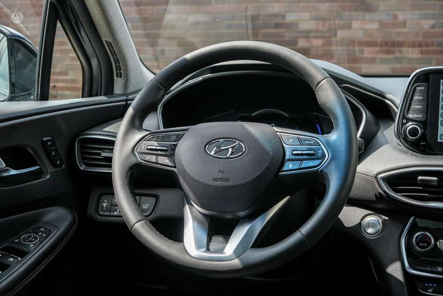 Black Hyundai Santa Fe 2019 in Marijampole, with an engine capacity of 2.20 L and mileage of 162 thousand km for 21450 €, photo 19 on AUTOMOTO.COM.LV